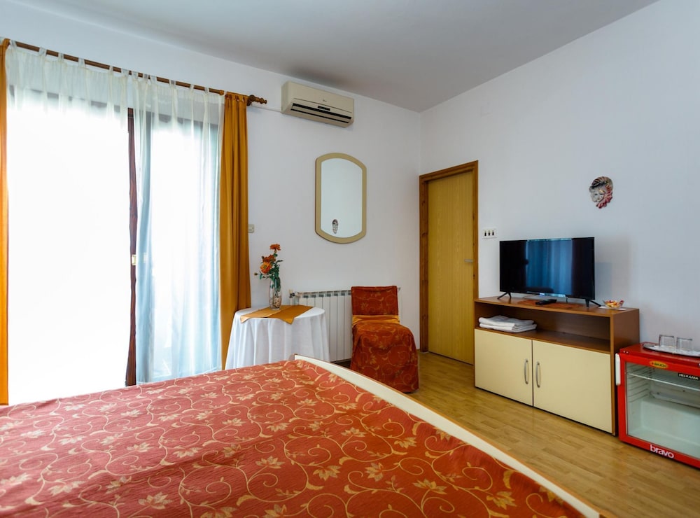 Sunny And Sleek Krk Rooms With Balcony - Krk