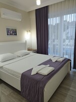 Quarto Clássico com Cama de Casal, varanda, vista para a piscina | Cortinas/cortinados opacos, quartos insonorizados 