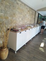 Pequeno-almoço tipo buffet diário incluído 