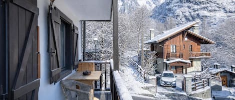 Apartamento standard, vários quartos (Graceful Apartment In Courmayeur) | Sacada