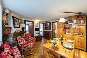 Apartamento Standard, vários quartos (Graceful Apartment In Courmayeur) | Kitchenette privada | Um frigorífico, um micro-ondas, uma placa de cozinha 