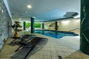 Piscina interior, piscina exterior, guarda-sóis, espreguiçadeiras 