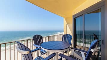 Apartamento Signature em Condomínio Fechado, 1 quarto, cozinha, vista para a praia | Varanda