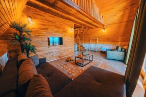 Bangalô luxo, sacada, vista para a montanha | Escrivaninha, espaço de trabalho para notebook, quartos à prova de som