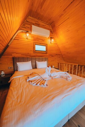 Bangalô luxo, sacada, vista para a montanha | Escrivaninha, espaço de trabalho para notebook, quartos à prova de som