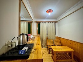 Quarto superior, vista para o jardim | Escrivaninha, espaço de trabalho para notebook, Wi-Fi de cortesia