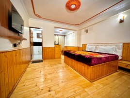 Quarto superior, vista para o jardim | Escrivaninha, espaço de trabalho para notebook, Wi-Fi de cortesia