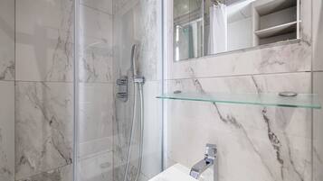 Apartamento | Casa de banho | Um secador de cabelo, toalhas fornecidas, champô