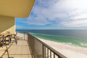 Condo com design assinado, 3 quartos, cozinha, vista para a praia | Vista da sacada