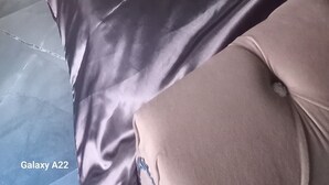 Quarto de hotel com uma cama, mesa de cabeceira com abajur e uma janela.