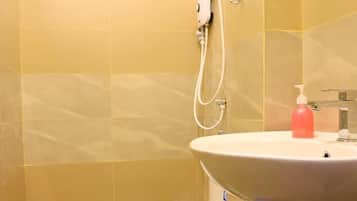 Quarto casal clássico, varanda | Banheiro | Toalhas de banho, sabonete