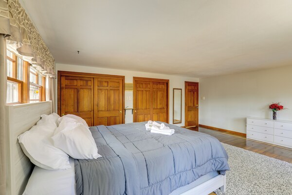 Peek-a-boo Lake Views & Yard: Windham Home - Zorvino Vineyards, Sandown