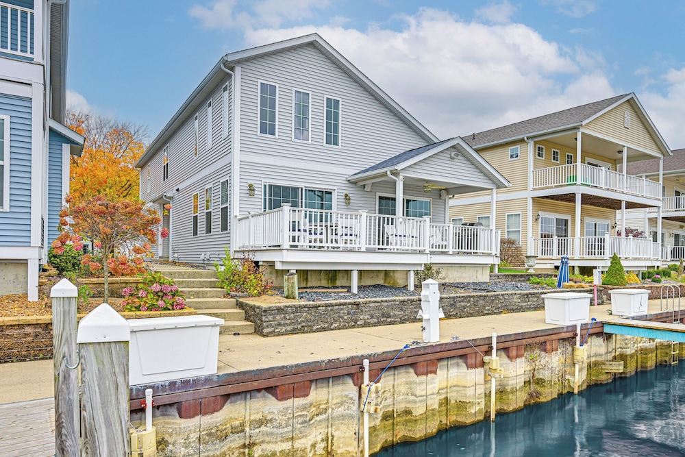 St Joseph River, Lake Michigan Access: Luxury Home - Benton Harbor, MI