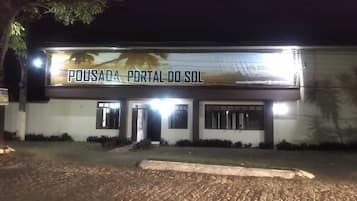 Um edifício com uma placa que diz 'Pousada Portal do Sol'.