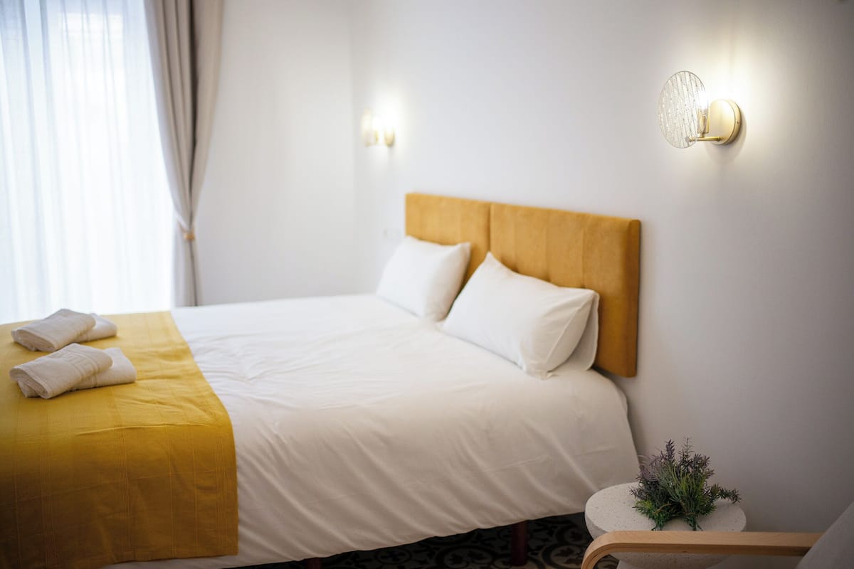 Quarto Duplo ou Twin Deluxe, varanda | 2 quartos, edredões de penas, camas de colchão viscoelástico