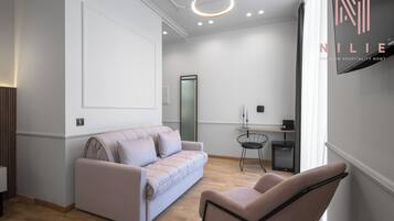 Deluxe Suite, Balcony | Sala de estar | TV de ecrã plano