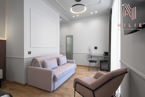 Deluxe Suite, Balcony | Sala de estar | TV de ecrã plano 