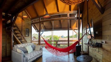 Cabana de Madeira Lua de Mel, banheira de hidromassagem grande, vista para a lagoa | Sala de estar | Smart TV de 50 de polegadas com canais digitais, Netflix, filmes pagos