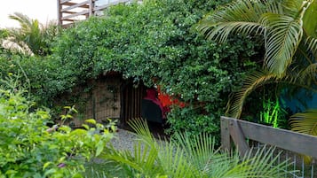 Cabana de Madeira Lua de Mel, banheira de hidromassagem grande, vista para a lagoa | Vista para o jardim