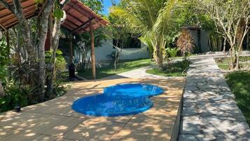 Chalé Familiar, piscina privativa, vista para o jardim | Sala de estar | TV de ecrã plano