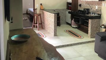 Chalé família, piscina particular, vista para o jardim | 2 quartos, cofres nos quartos, cortinas blackout