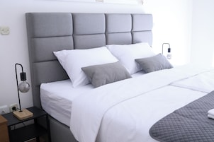 Quarto casal ou duplo superior, sacada, vista para a cidade | 1 quarto, frigobar, escrivaninha, espaço de trabalho para notebook