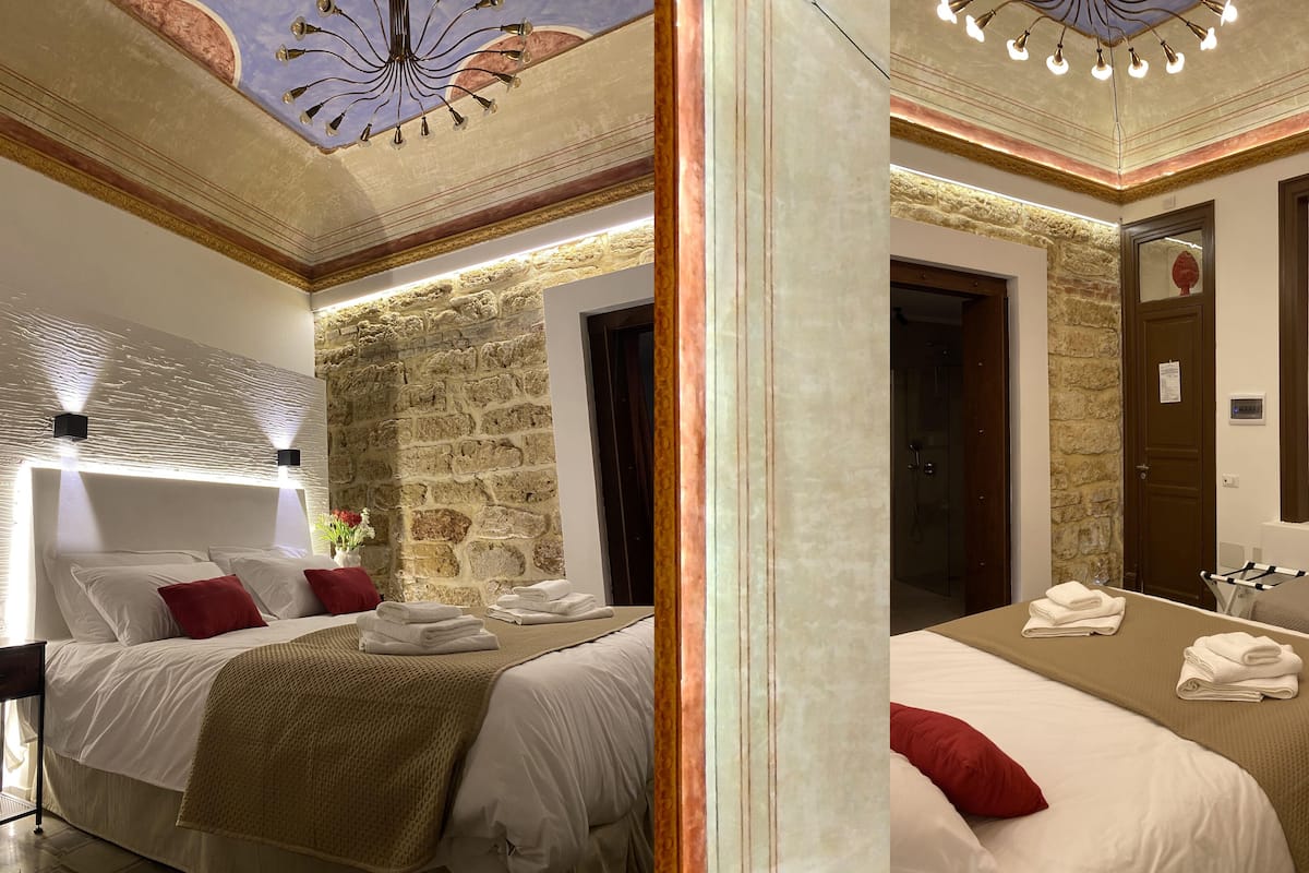 Quarto Triplo Deluxe, vista para o pátio | Cofre no quarto, secretária