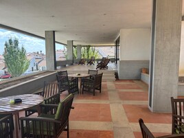 Terraço com espreguiçadeiras