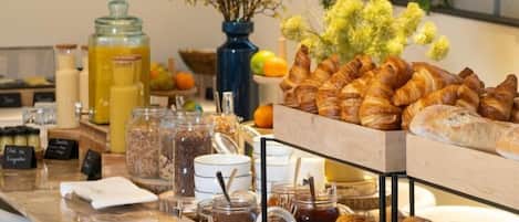 Pequeno-almoço continental diário (28 EUR por pessoa)