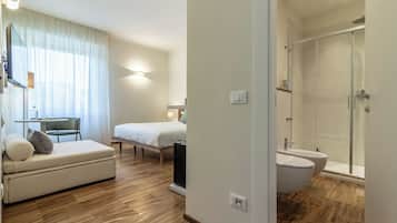 Quarto Triplo Deluxe, Vista para a cidade | Cofre com capacidade para portátil, secretária