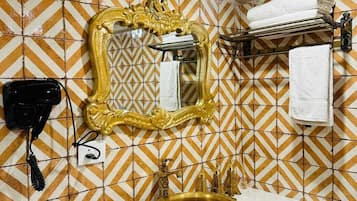 Quarto Duplo Royal | Casa de banho | Um polibã e uma banheira separados, um chuveiro fixo