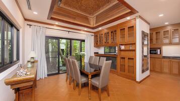 Villa Familiar, lanai (alpendre havaiano), vista para a piscina | Sala de estar | Televisor plasma de 115 polegadas com canais via satélite