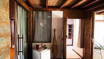 Quarto Familiar, 3 quartos, junto ao jardim | 1 quarto, minibar, com mobília individualizada, Wi-fi grátis