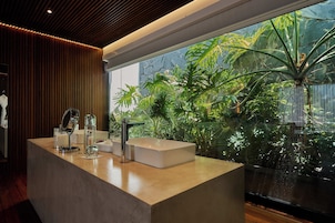 Suite Superior, Vista para a cidade | Casa de banho | Um polibã, um secador de cabelo, roupões, chinelos