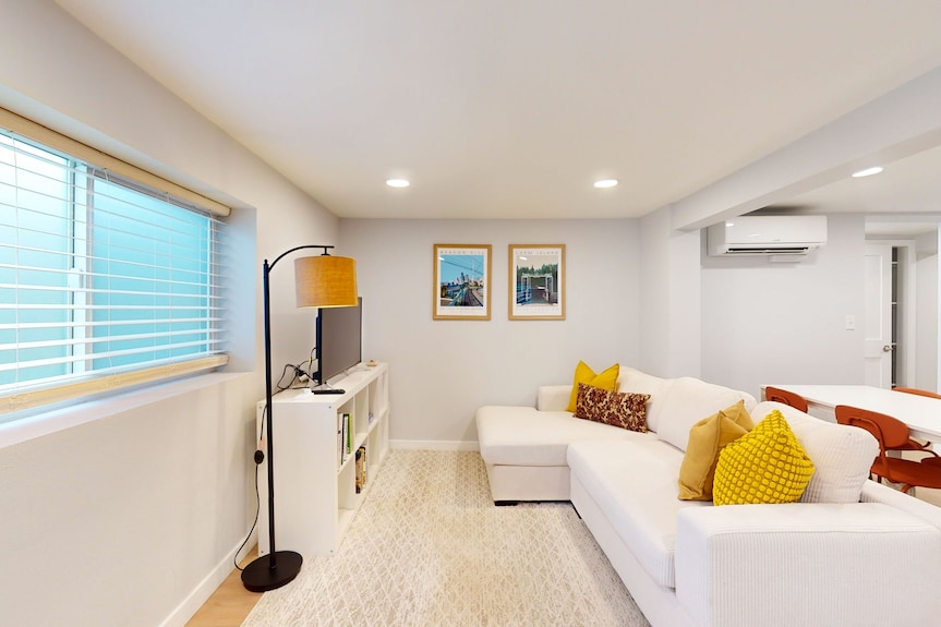 Beautiful Basement Unit With Full Kitchen & Wifi In Seattle - Seattle, WA