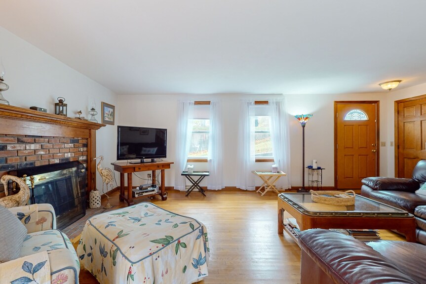 Cozy Home Close To The Beach With Deck, Porch, W/d, & Foosball Table - Orleans, MA