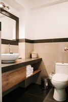 Quarto casal superior | Banheiro | Chuveiro, secador de cabelo, toalhas de banho, sabonete