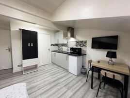 Um frigorífico, um micro-ondas, uma placa de cozinha 