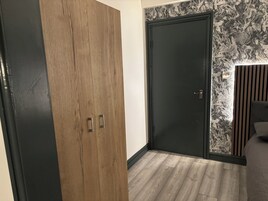 Apartamento, cozinha, vista para o jardim | Secretária, secretária adequada para computadores portáteis 