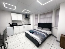 Secretária, secretária adequada para computadores portáteis 