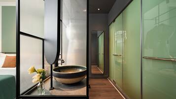 Quarto casal luxo | Banheiro | Chuveiro, chuveiro com efeito de chuva, produtos de toalete grátis