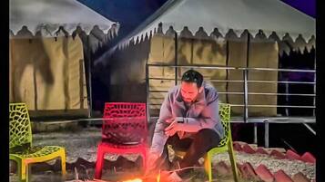 Tenda Deluxe, 1 cama queen-size, não fumadores, vista para a colina | Sala de estar