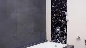 Quarto Duplo Deluxe, varanda, vista para a piscina | Casa de banho | Artigos de higiene pessoal grátis, um secador de cabelo, um bidé