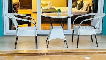 Quarto Duplo Deluxe, varanda, vista para a piscina | Sala de estar | Televisor LED de 32 polegadas com canais de TV premium, lareira