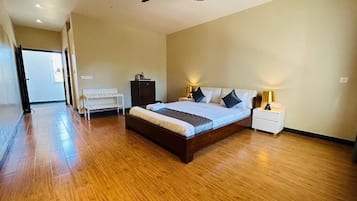 Quarto Duplo Deluxe, varanda | Minibar, cofre no quarto, com decoração personalizada