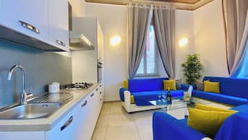 Condo superluxo, sacada, vista para o mar | Área de estar | TV de tela plana 32 polegadas com canais digitais, TV