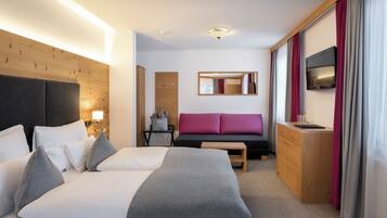 Quarto casal clássico, sacada, vista para a montanha | Individualmente decorados, Wi-Fi de cortesia, roupa de cama