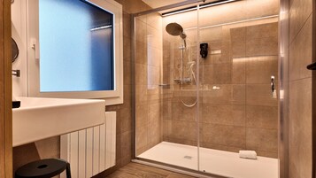 Quarto família | Banheiro | Chuveiro, produtos de toalete grátis, secador de cabelo, chinelos