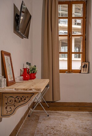 Quarto casal galeria, vista para o jardim | Individualmente decorados, individualmente mobiliados, escrivaninha