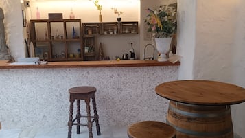 Um frigorífico/congelador grande, um micro-ondas, uma placa de cozinha